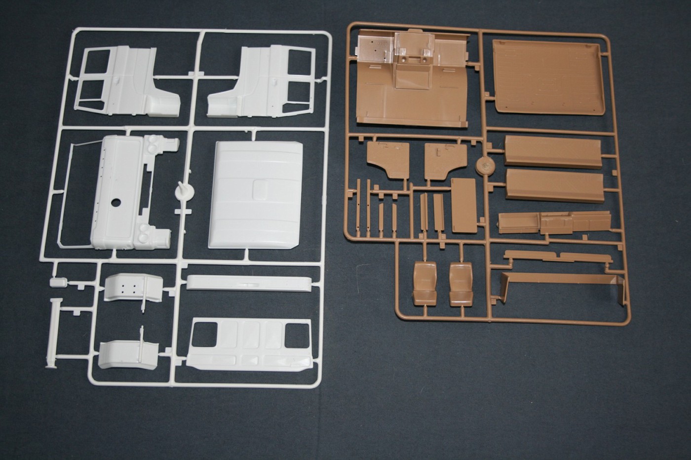 Photo: 7439 contents 3 | 07439 DAF 3300 and trailer Revell 1-24 album ...