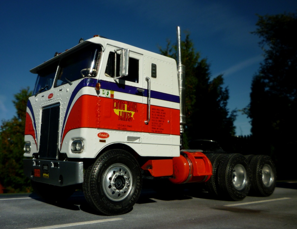 Photo: Peterbilt Pacemaker 352 wearing box-art style stripes. | AMT ...