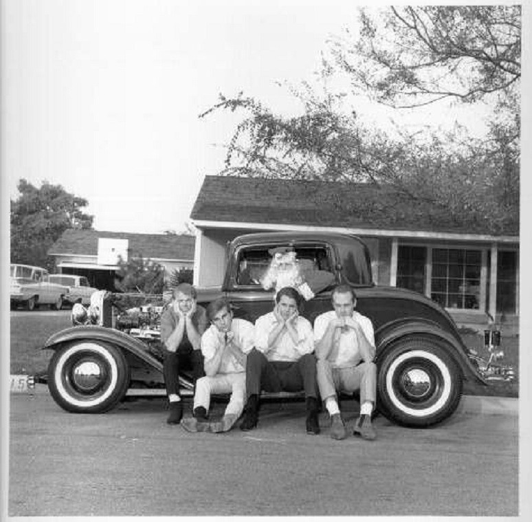 Photo Beach Boys A TRIBUTE TO 90 YRS OF THE 32 FORD IN BLACK WHITE